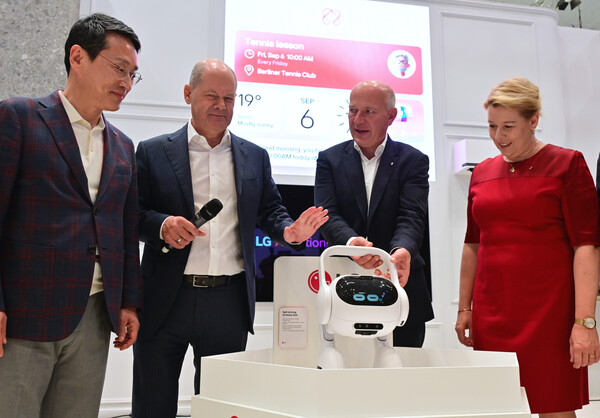 LG전자 'AI 로봇 Q9', 해외 매체로부터 IFA 2024서 최고 제품 평가