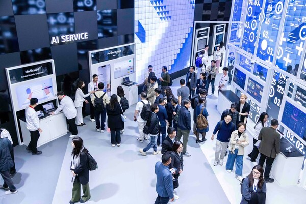 SKT "MWC 전시관에 7만명 몰려"